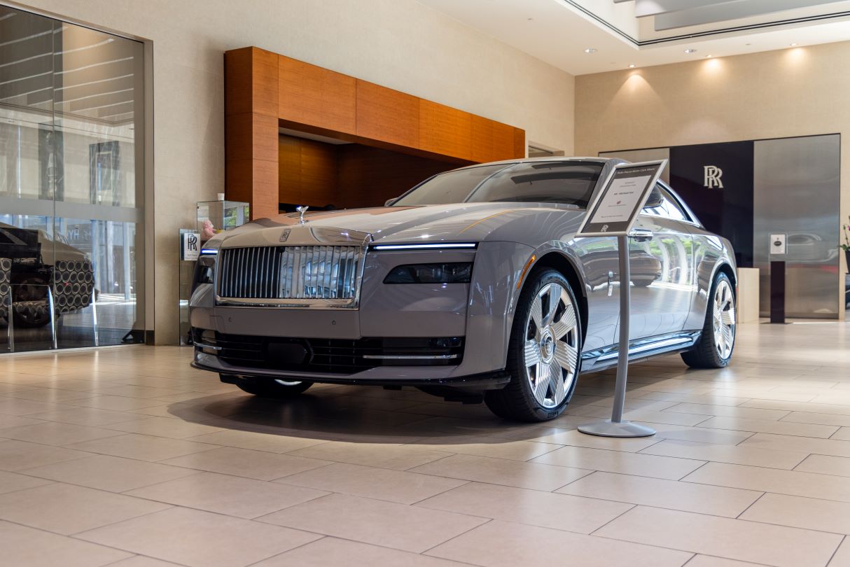 El primer Rolls-Royce Spectre hace su desembarco en los Estados Unidos ...